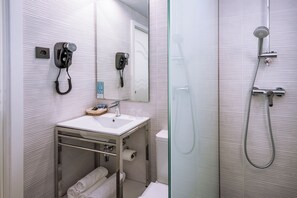Um polibã, um secador de cabelo, toalhas fornecidas, papel higiénico 