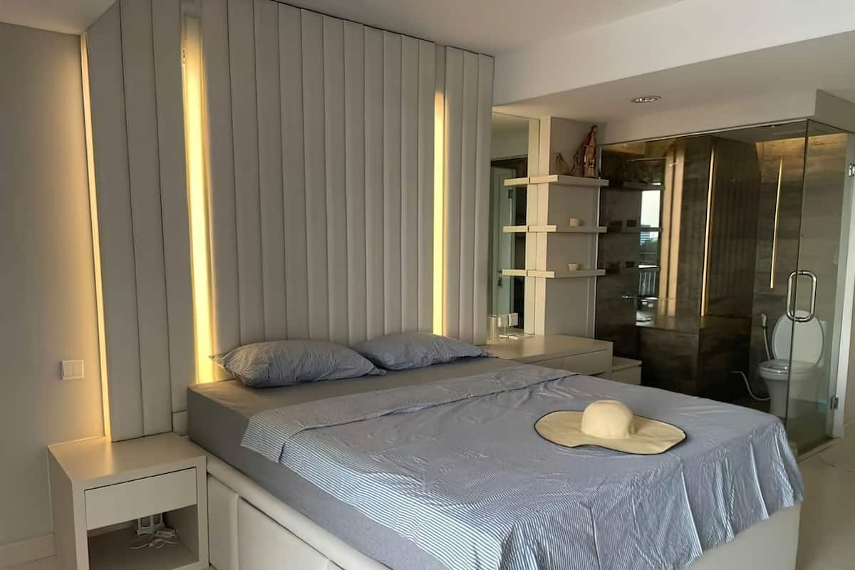 Estúdio luxo, sacada, vista para a cidade | Frigobar, escrivaninha, espaço de trabalho para notebook