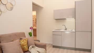 Um frigorífico, uma cafeteira/bule, uma chaleira elétrica