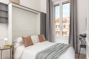 Small Double Room | Frigobar (abastecido com itens grátis), cofres nos quartos