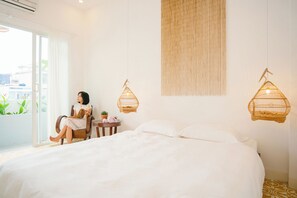 Quarto Premium, varanda, vista para a piscina | 1 quarto, lençóis de algodão egípcio, roupa de alta qualidade 