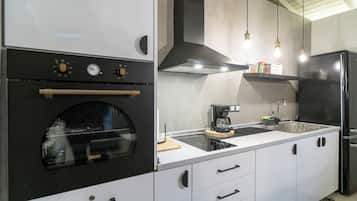 Casa de campo, vista para o jardim | Cozinha privada | Geladeira grande, cooktop, talheres/pratos/utensílios de cozinha