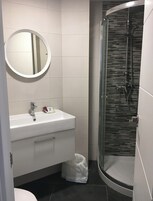 Quarto Duplo Standard, varanda | Casa de banho | Um polibã, toalhas fornecidas, sabão, champô 