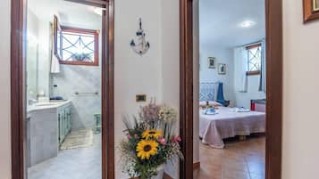 Apartamento família, vários quartos (La Sciumara with beach access) | 2 quartos, ferros/tábuas de passar roupa, Wi-Fi de cortesia