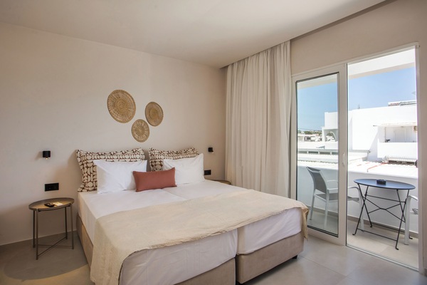Quarto Triplo Deluxe, Vista para a cidade | Cofre com capacidade para portátil, cortinas/cortinados opacos