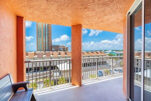 Condo com design assinado, 2 quartos, cozinha, vista para a praia | Sacada