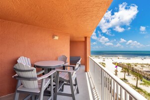 Condo com design assinado, 2 quartos, cozinha, vista para a praia | Sacada