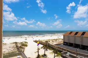 Apartamento Signature em Condomínio Fechado, 2 quartos, cozinha, vista para a praia | Vista da varanda