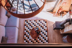 Chalé Básico, 1 cama de casal e sofá-cama, vista para o lago | Sala de estar | Smart TV de 32 polegadas com canais digitais, Netflix 