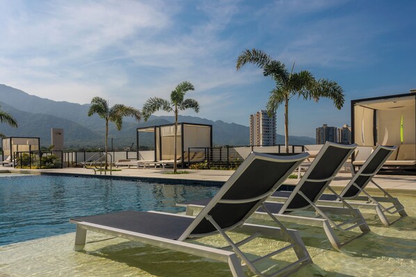3 piscinas exteriores, guarda-sóis, espreguiçadeiras 