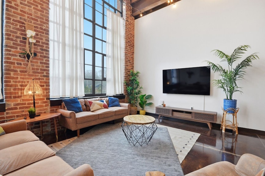 Spacious Loft W/ 2 King Beds + Pool & Gym - Spartanburg, SC