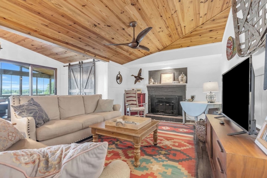 3/2 Lake Front - Hot Tub - 2 King Beds - Sleeps 8 - South Carolina