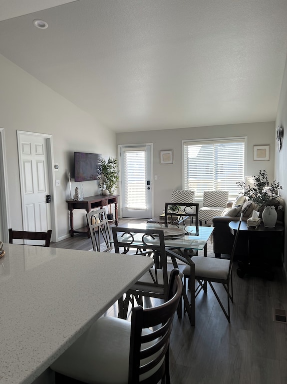 3-bedroom Twin Home In Fabulous Fargo With Wifi, Ac. Start Your Adventure - Fargo, ND