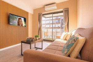 Apartamento Deluxe, varanda, Vista para a cidade | Sala de estar | Televisor LED de 42 polegadas com canais digitais, Netflix 