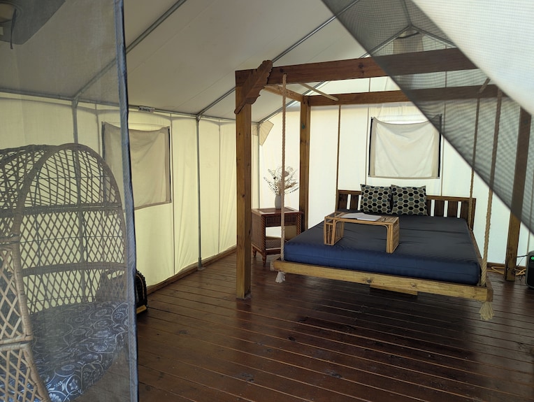 The Polynesian Glamper Is A Cozy Retreat Just 2 Miles From Scenic Holden Beach - Caroline du Nord