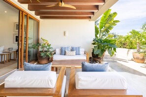 Apartamento luxo, vista para o campo de golfe | Área de estar | TV de tela plana 60 polegadas com canais digitais