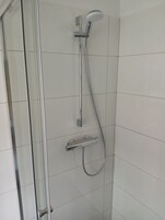 Quarto casal conforto, banheiro privativo, vista para o parque | Banheiro | Chuveiro, secador de cabelo, chinelos, toalhas de banho