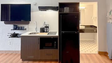Geladeira grande, cooktop, cafeteira/chaleira, chaleira elétrica