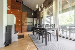 Cabana superior, várias camas, cozinha, no pátio | Sala de jantar