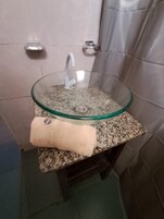 Chuveiro, toalhas de banho, sabonete, shampoo