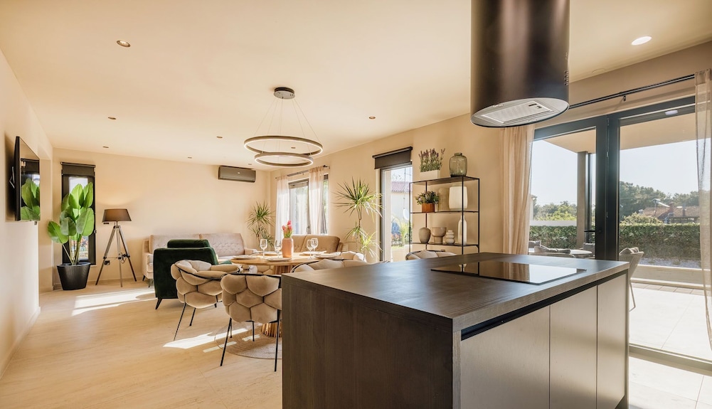 Betoverende Villa Met 3 Slaapkamers Voor 6 Personen, Met Zoutwaterzwembad - Novigrad