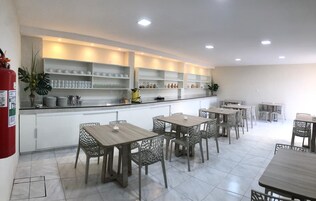Café da manhã com buffet grátis todos os dias
