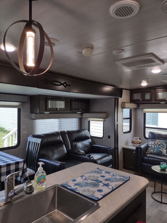 Port Saint Joe 1/1 Trailer That Sleeps 4, Only 2 Blocks To Beach -Pet Friendly! - Mexico Beach, FL