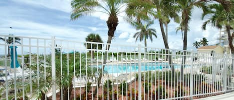 Apartamento em Condomínio Fechado, 1 cama king-size e sofá-cama (Estero Beach & Tennis 402 A) | Terrenos do alojamento