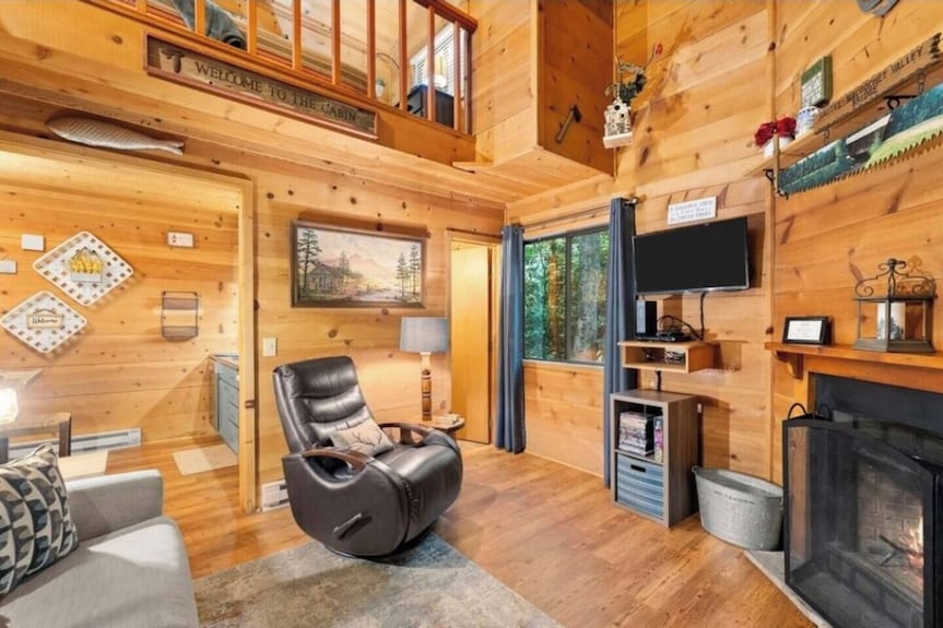 Hazel's Haus | Hot Tub | Fireplace | Wi-fi | Dogs - Helen, GA