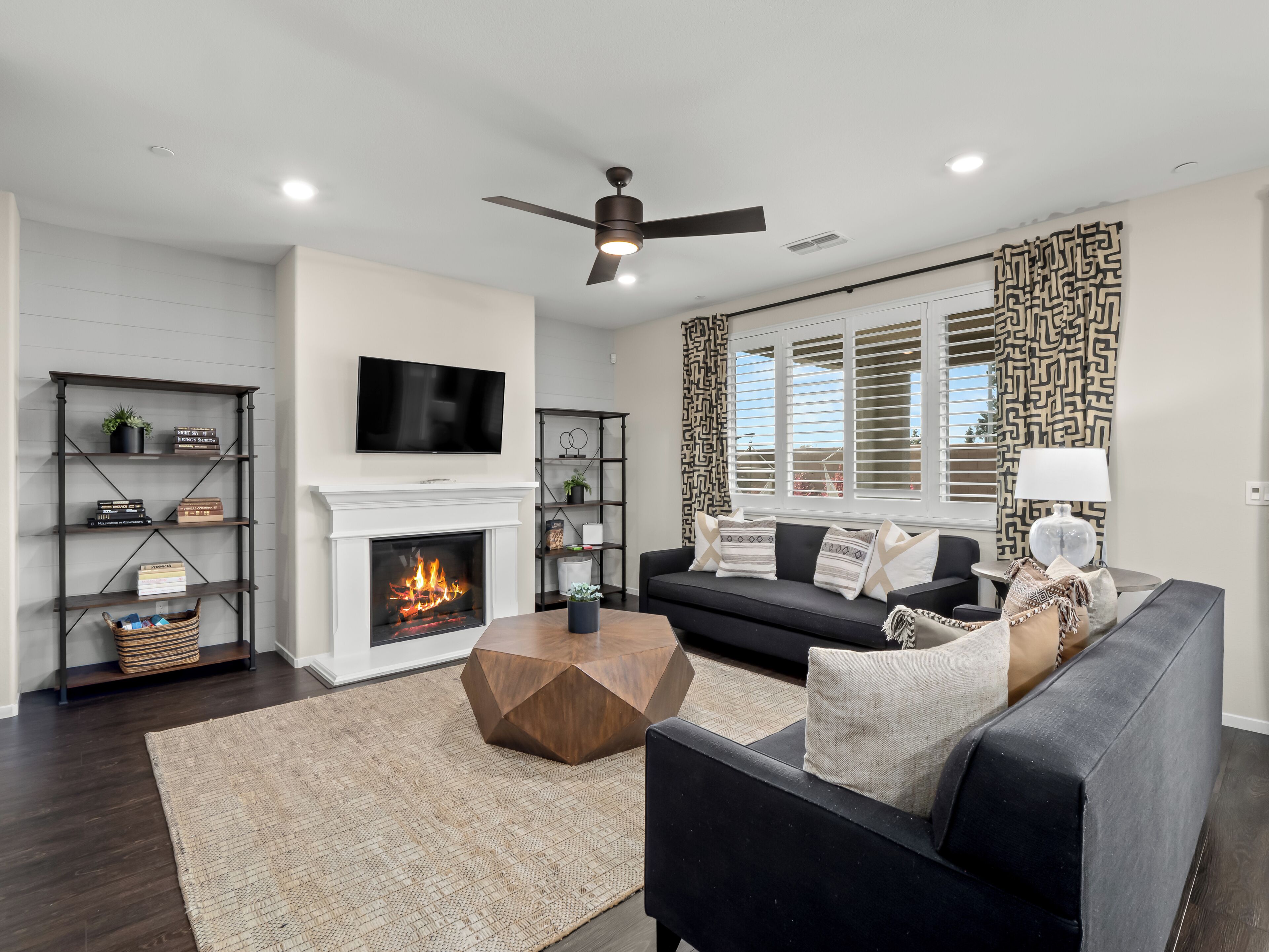 Brand New, Hot Tub, King Suite, Bbq, Fire Pit! - Clovis, CA