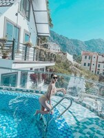 Apartamento família, vista para a montanha | Banheiro | Chuveiro, produtos de toalete grátis, secador de cabelo 