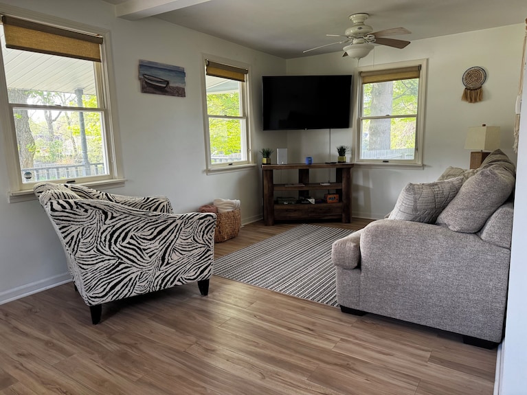 Charming 2-bedroom Home In Quiet Area, Fenced In Backyard, And Walk Downtown - South Haven