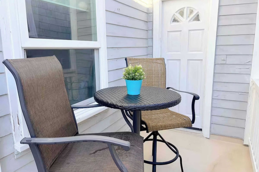 Waterfront Newport Condos W. Dock Access, Walk To Balboa Fun Zone And Beach - Newport Beach, CA