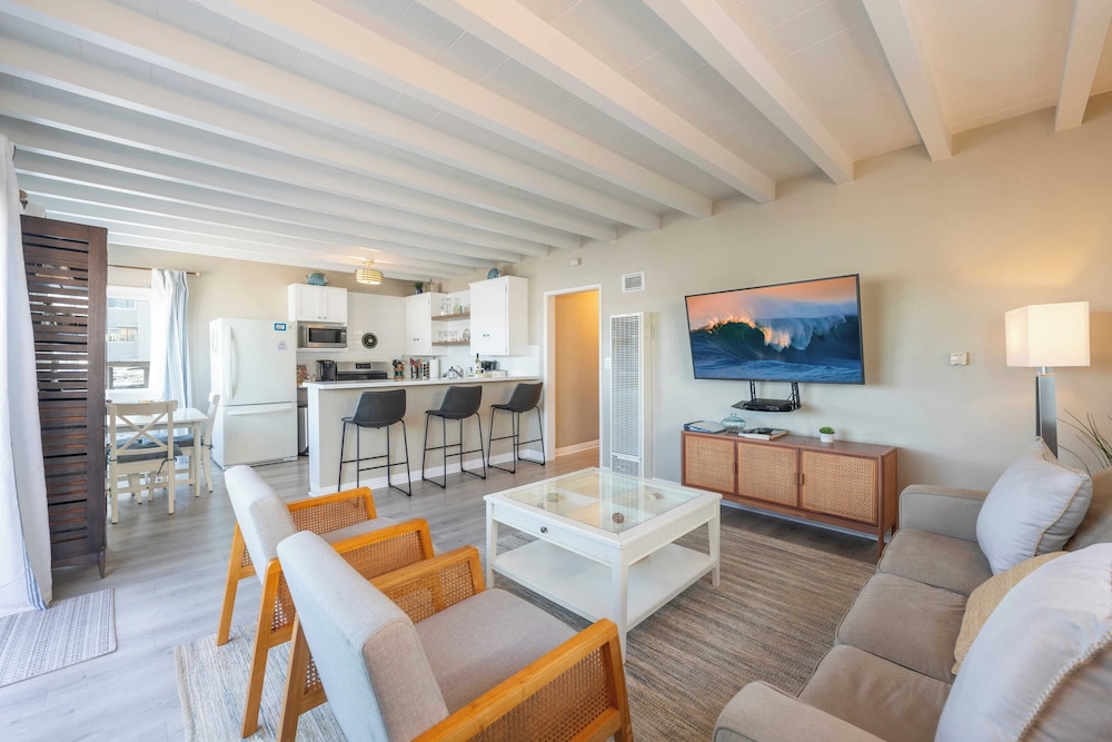 Waterfront Newport Condos W. Dock Access, Walk To Balboa Fun Zone And Beach - Newport Beach, CA