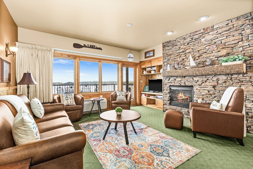 Amazing Lake Views | 1br W/ King Suite | Pools - Two Harbors, MN