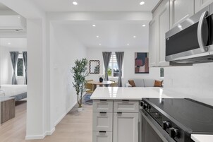 Condo presidencial, sacada | Cozinha privada | Geladeira grande, micro-ondas, fogão, cooktop