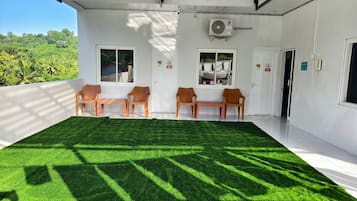 Quarto Duplo Standard, varanda, vista para a colina | Terraço/pátio interior