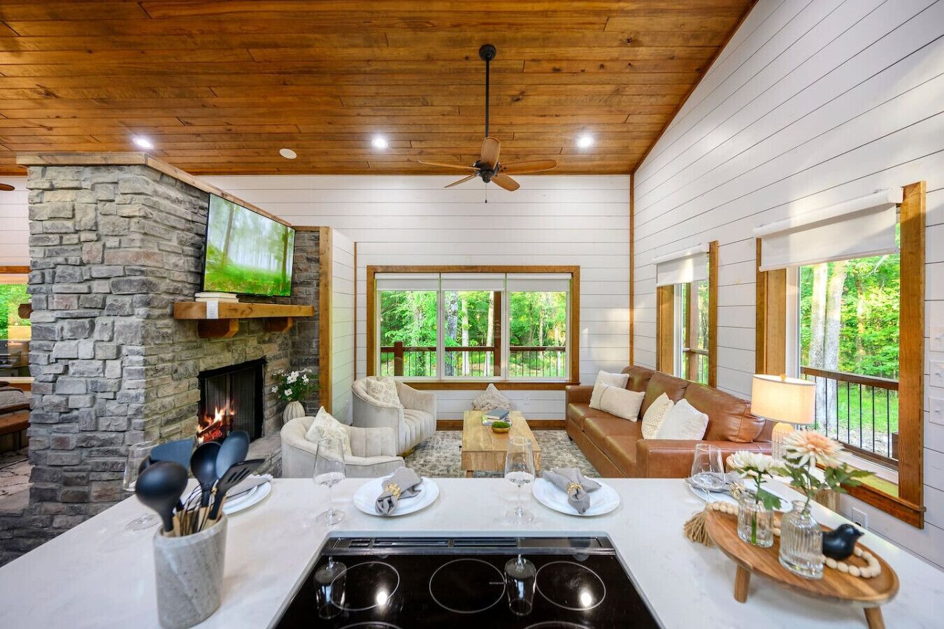 Lil Red · Romantic Retreat: Sauna, Ev Charger & Daybed Swing - Oklahoma