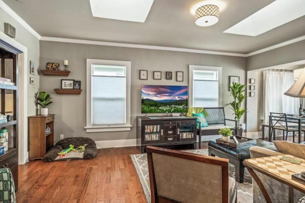 Cook's Kitchen + Firepit + Pickleball Park Nearby + Ac + 2 Parking Spots - Seattle, WA