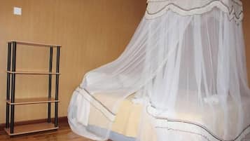 Quarto Individual Clássico, Vista para a cidade | Secretária, secretária adequada para computadores portáteis