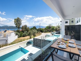 Apartamento família, vista para o mar, ao lado da piscina | Terraço/pátio