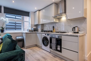 Apartamento, 2 quartos | Cozinha privada | Um frigorífico, um micro-ondas