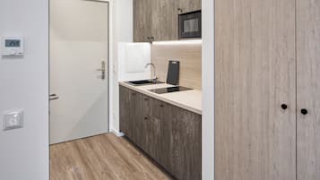 Geladeira, micro-ondas, cooktop, lava-louças