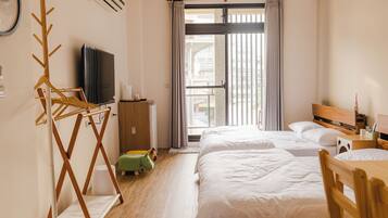 Quarto quádruplo com design assinado, sacada