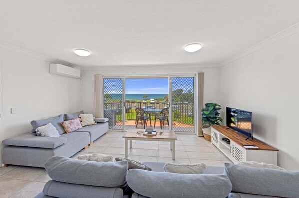 Beachfront Bliss: 2-Bedroom Oceanview Apartment at Cabarita Beach ...