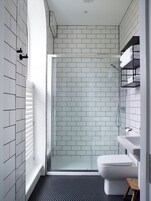 Quarto casal superior, vista para o vale | Banheiro | Secador de cabelo, chinelos, toalhas de banho, sabonete
