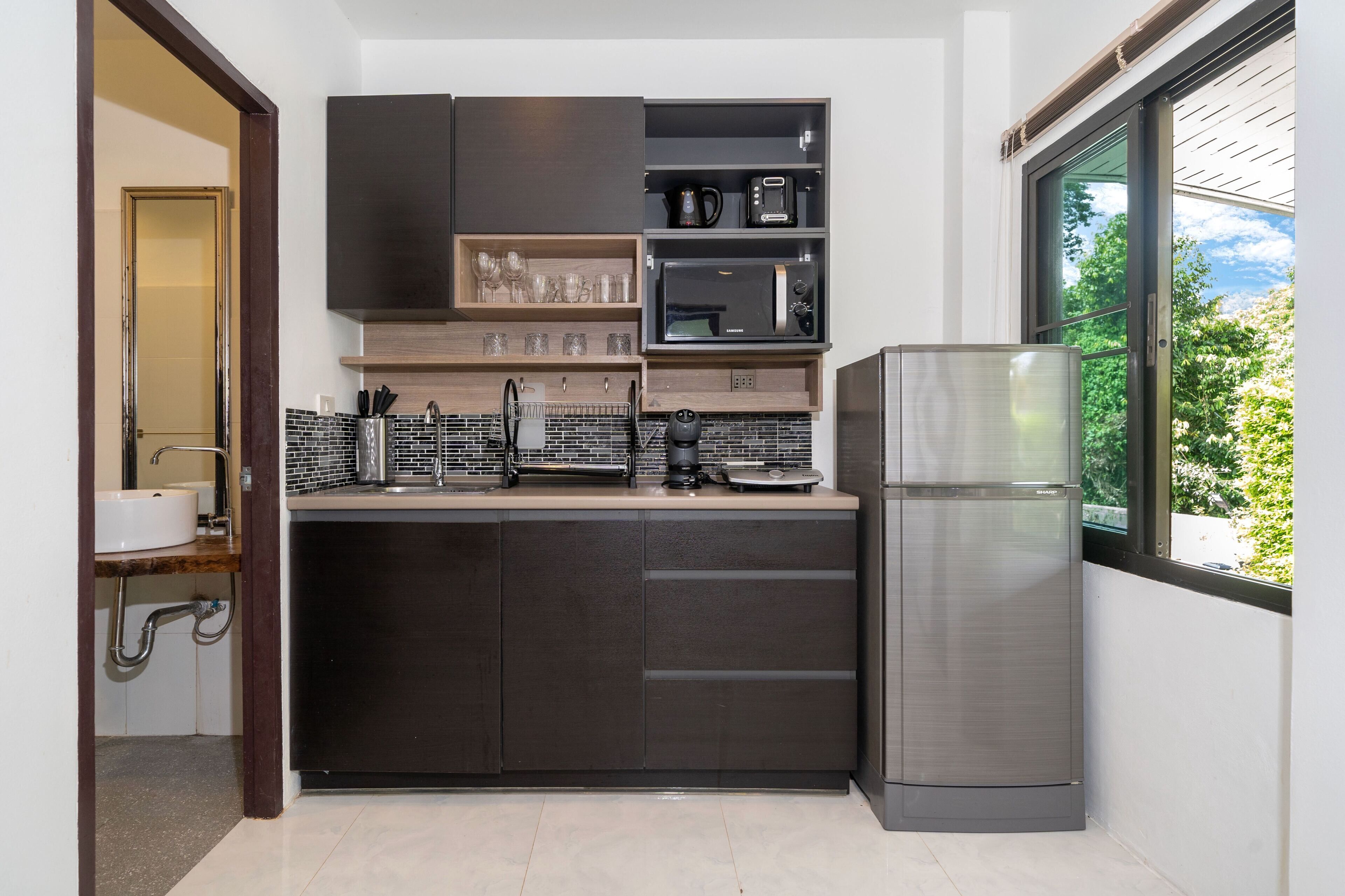 Bangalô luxo, vista para o jardim | Cozinha americana privada | Geladeira grande, micro-ondas, cooktop