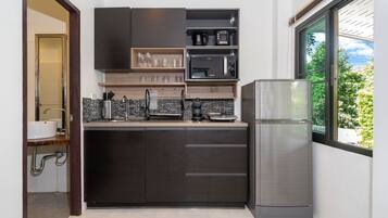 Bungalow Deluxe, vista para o jardim | Kitchenette privada | Um frigorífico/congelador grande, um micro-ondas, uma placa de cozinha