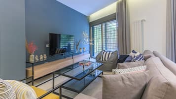Apartamento, 2 quartos, cozinha, vista para a montanha | Sala | Smart TV de 55 polegadas com canais por cabo