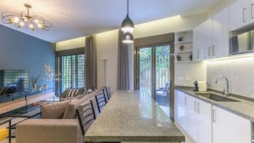 Apartamento, 2 quartos, cozinha, vista para a montanha | Refeições no quarto